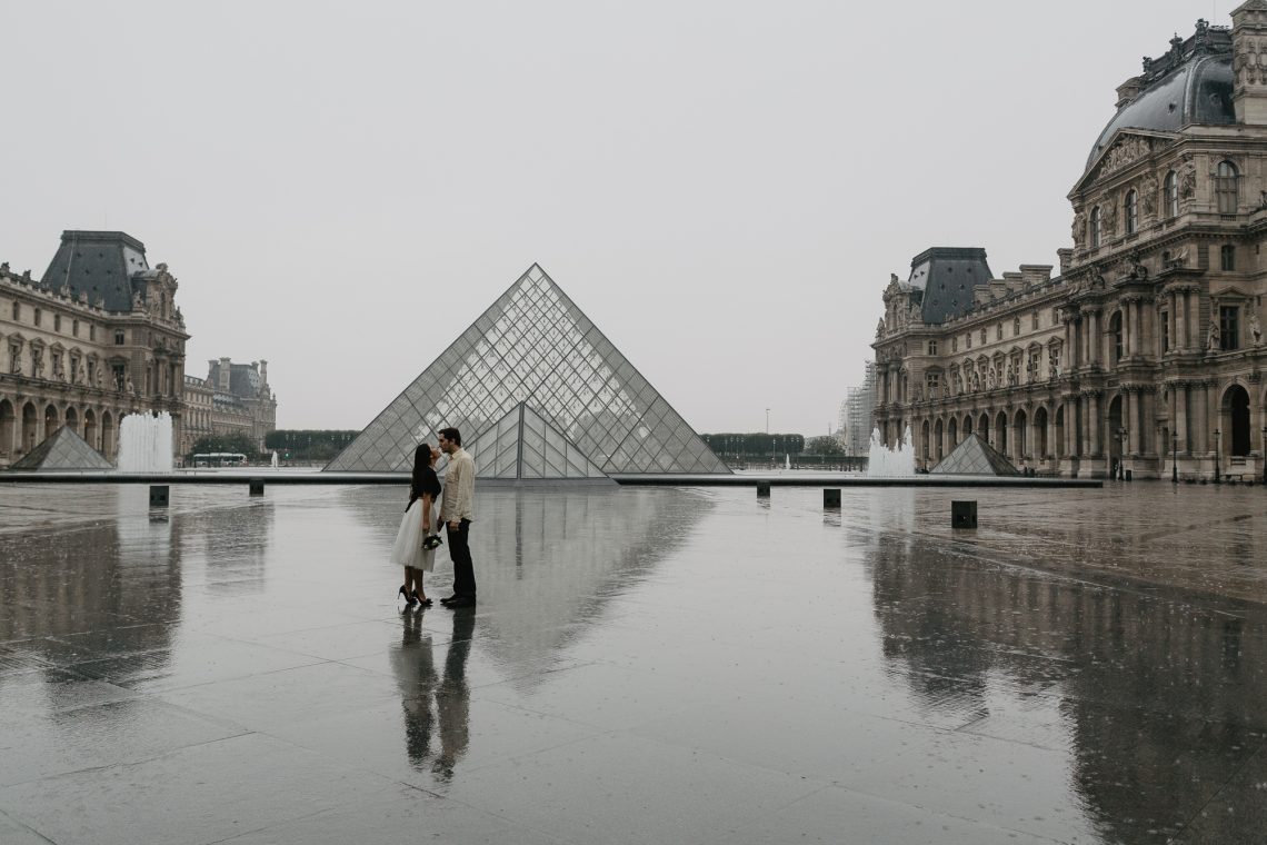 Paris couple photos in the rain | Through The Glass Paris